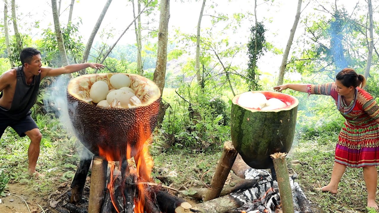 Survival skills in forest - Cooking eggs with jackfruit - SurvivalRelated