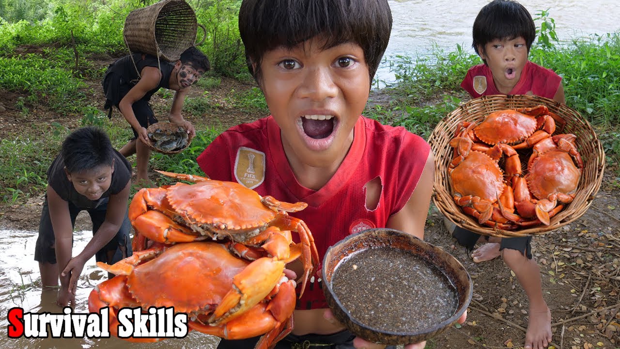 Survival Skills Primitive - Cooking crab eating with black pepper sauce ...