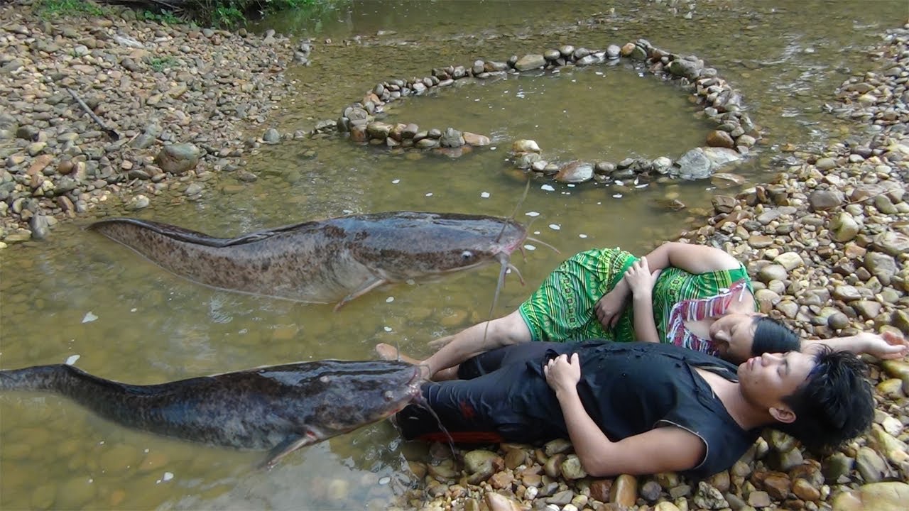 Survival skills - Build Primitive Fish Trap From Stone - SurvivalRelated