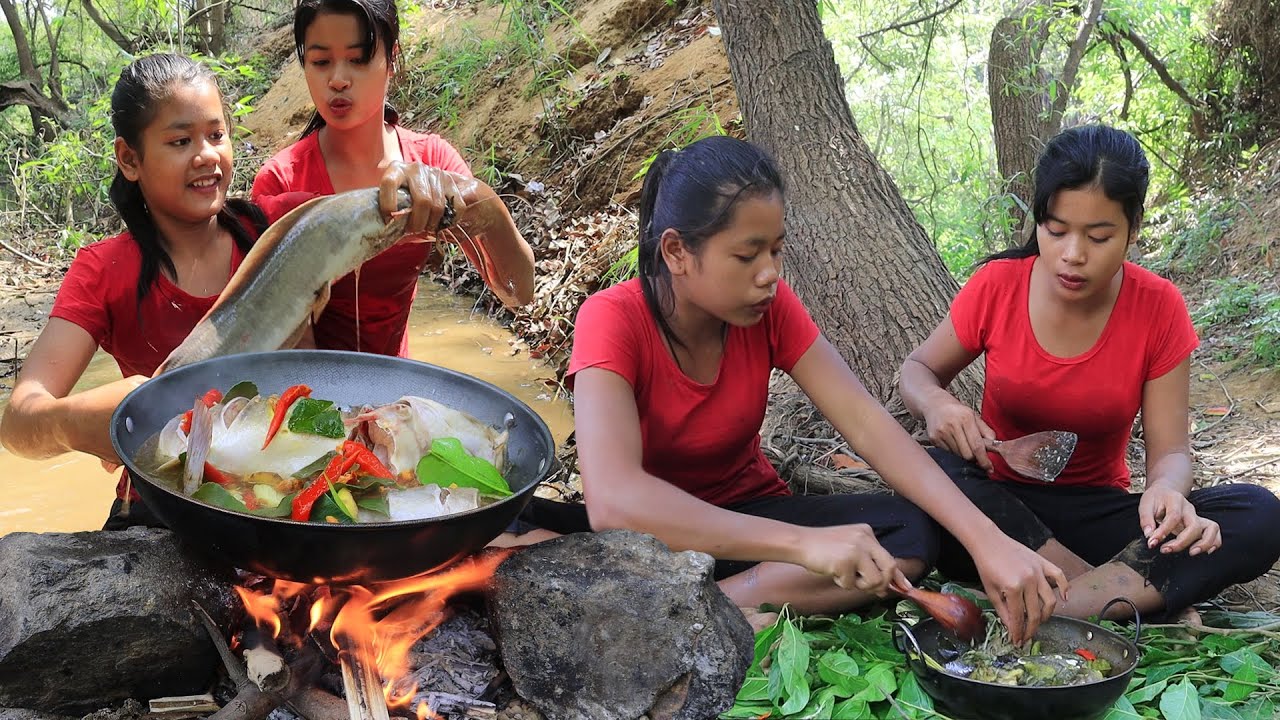 Survival skills: Catch Catfish in River for Food in Forest - Cooking fish Spicy delicious for ...